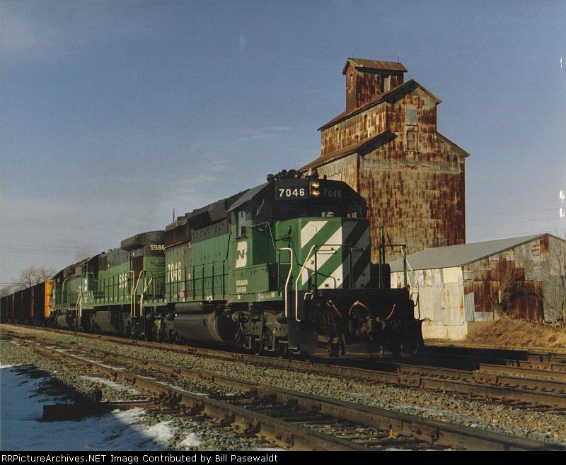 Coal 882 powers through Winona on a cold Christmas Eve day